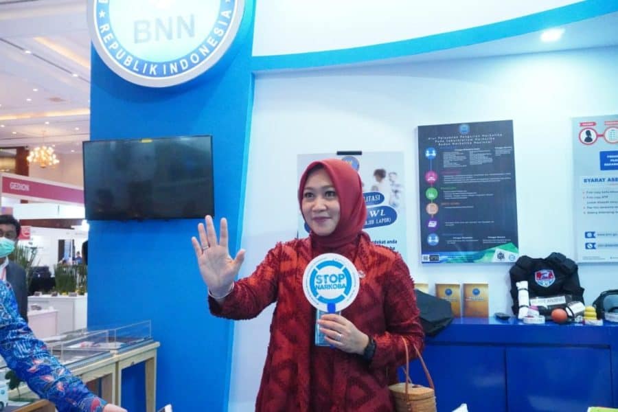 Ibu Kapolri Hadir Dan Ikut Berfoto Selfie Di Stand Pameran BNN RI