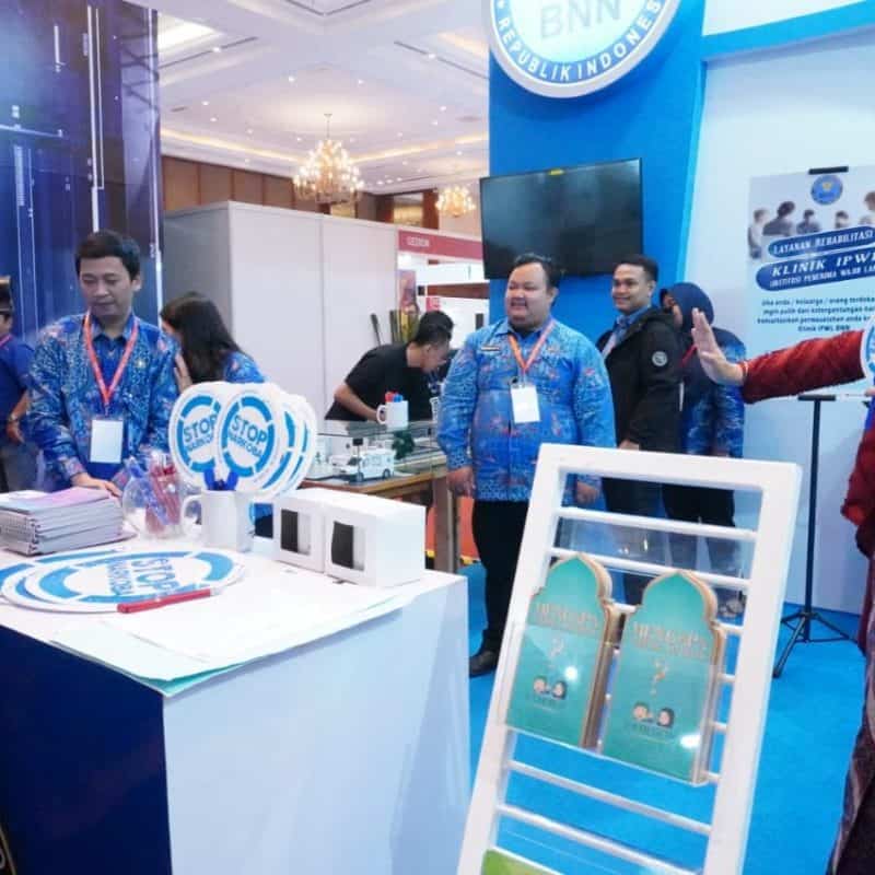 Ibu Kapolri Hadir Dan Ikut Berfoto Selfie Di Stand Pameran BNN RI