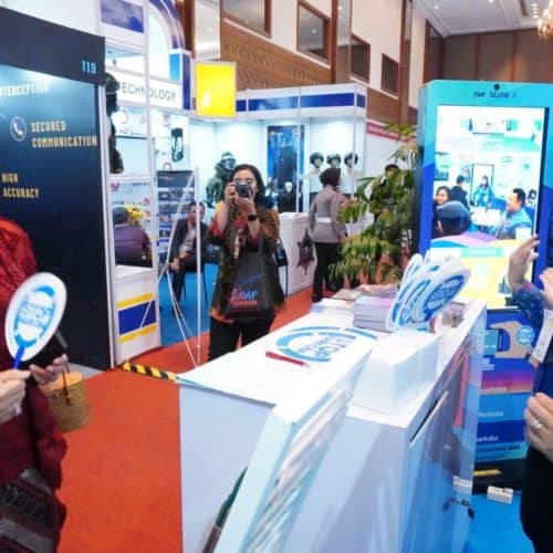 Ibu Kapolri Hadir Dan Ikut Berfoto Selfie Di Stand Pameran BNN RI