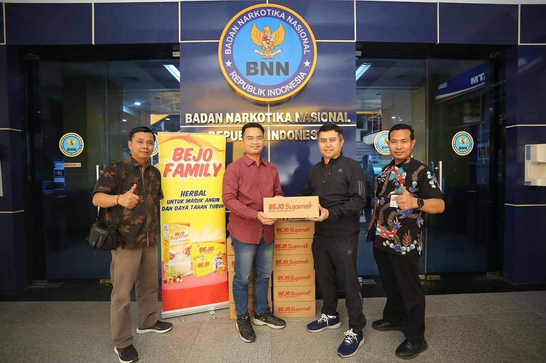 Bintang Toedjoe Serahkan Produk Kesehatan Pada BNN RI